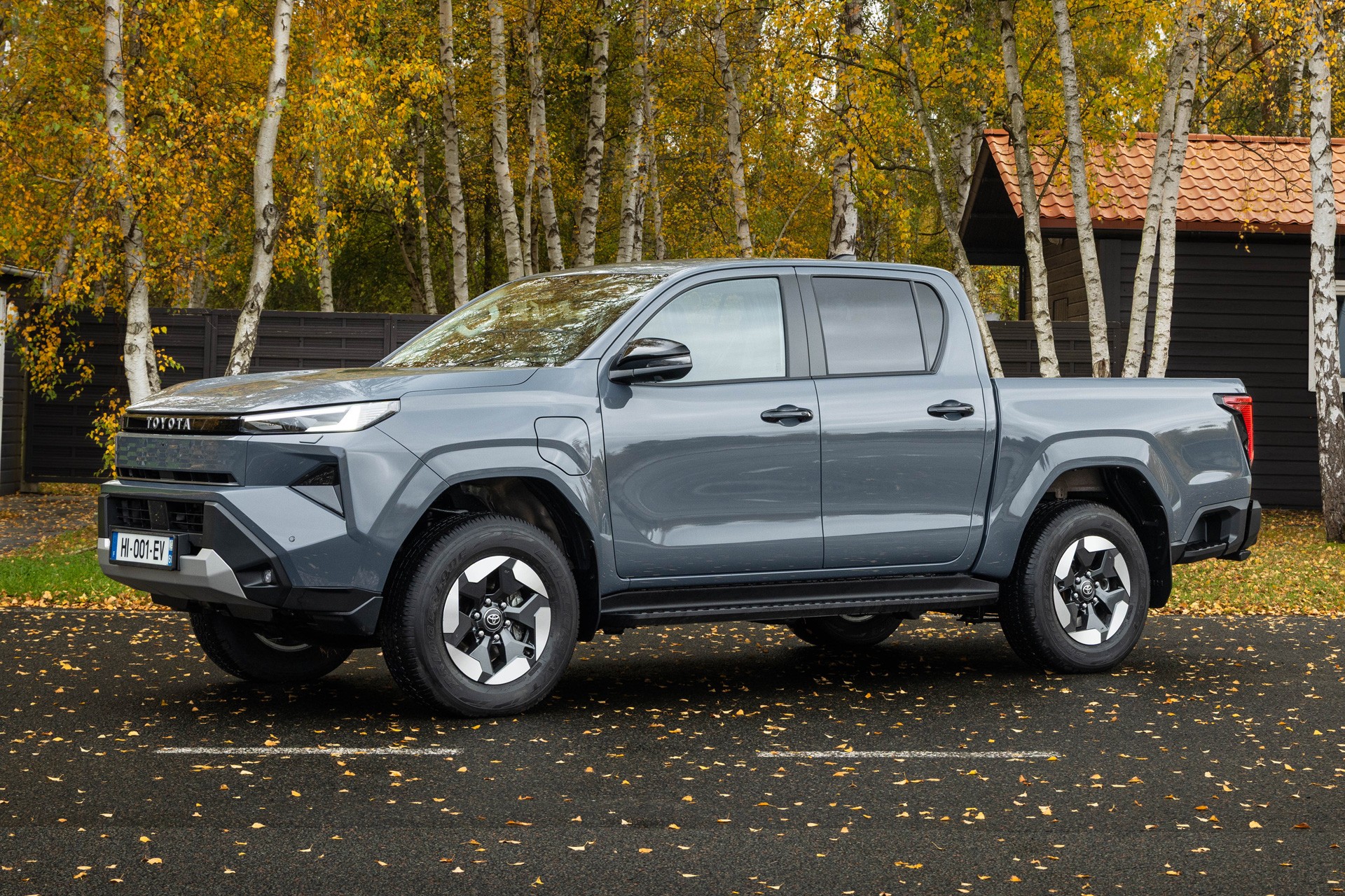 Toyota confirma: todos os seus carros terão versão híbrida flex no Brasil