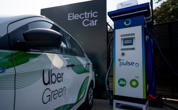 Uber e 99 lançam categorias exclusivas para carros elétricos e híbridos