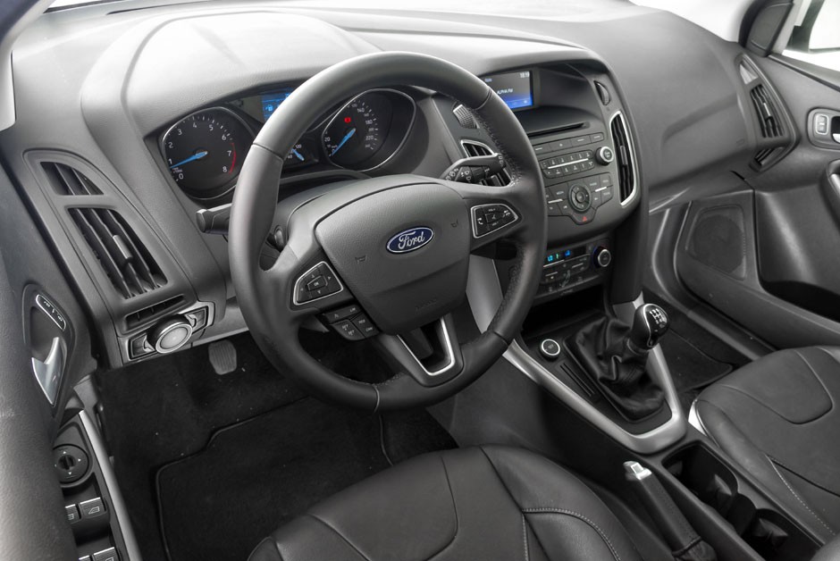 Comparativo: Volkswagen Golf 1.6 Comfortline X Ford Focus 1.6 SE Plus