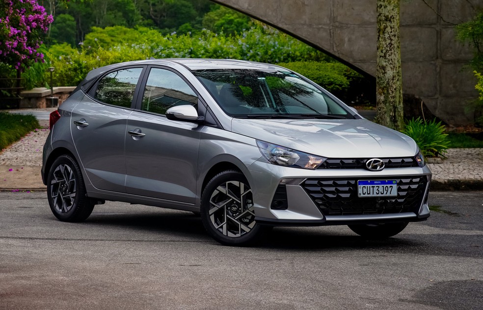 Hyundai HB20 básico é R$ 34 mil mais barato que a versão topo; comparamos