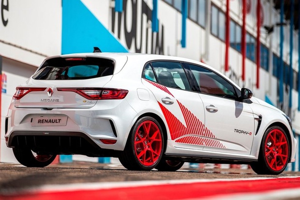 Renault Megane R.S. Trophy-R dispensa banco e tem vidros fininhos para ...