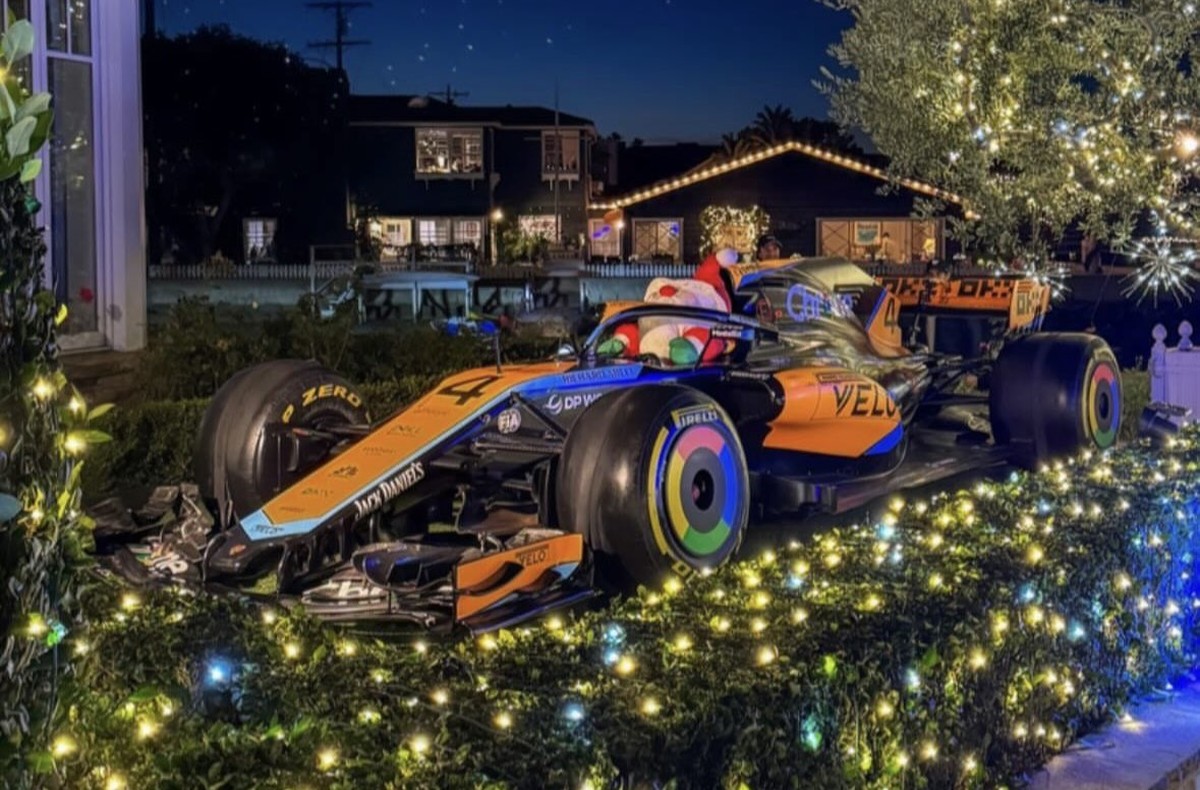 McLaren de Lando Norris na F1 vira decoração de Natal na Califórnia