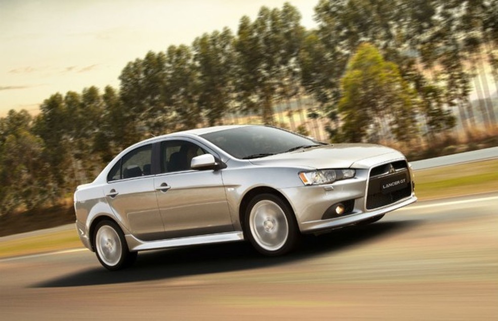 Mitsubishi Lancer 2016 ganha nova versão HLE por R$ 85.490