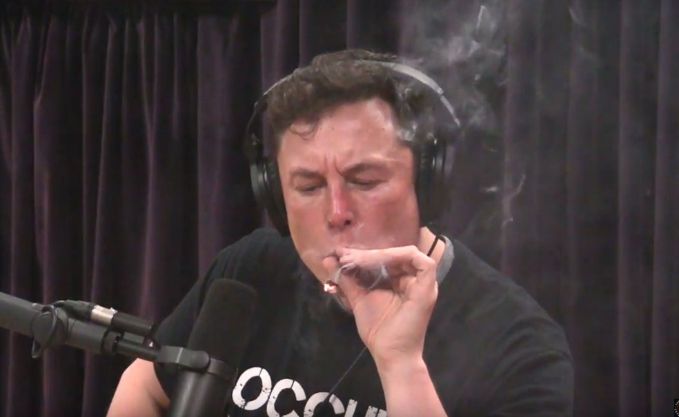Ações da Tesla caem após vídeo em que Elon Musk fuma suposto cigarro de ...