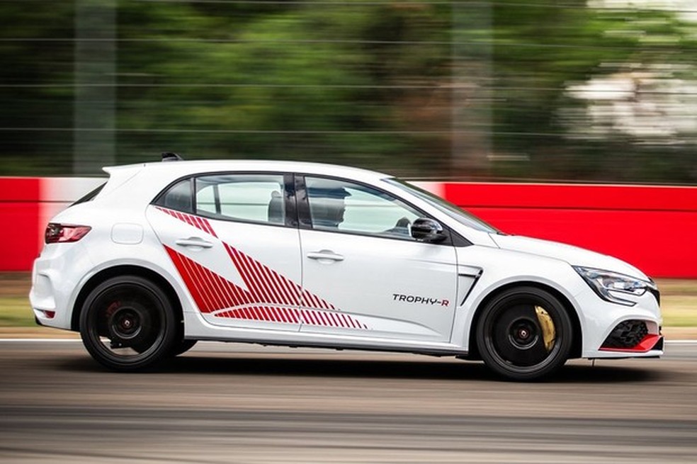 Renault Megane R.S. Trophy-R dispensa banco e tem vidros fininhos para ...