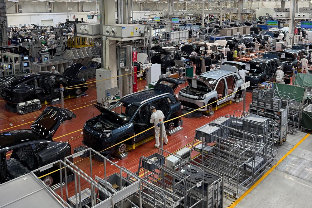 Visitamos a fábrica na China que faz um carro a cada 53 segundos usando IA