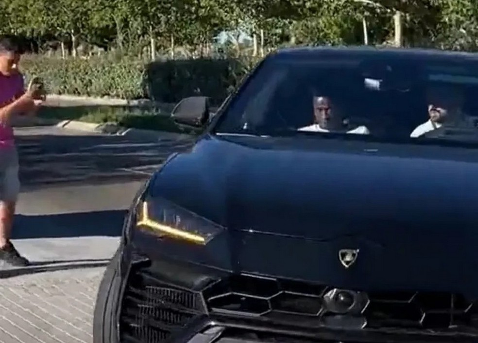 Vini Jr. só anda de carona em seus carros de luxo; saiba por quê