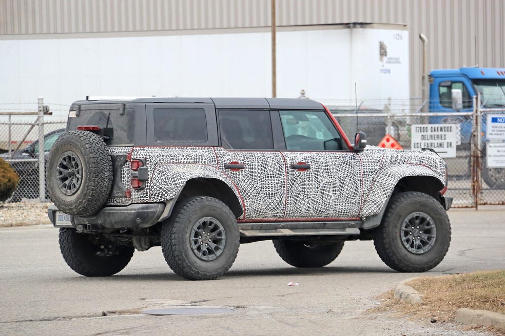 Ford Bronco Raptor é flagrado em testes e detalhes do interior são ...