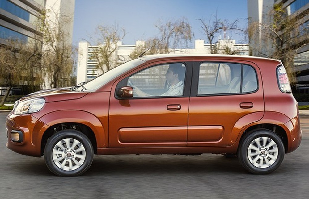 Fiat Uno Evolution encara o teste do start-stop