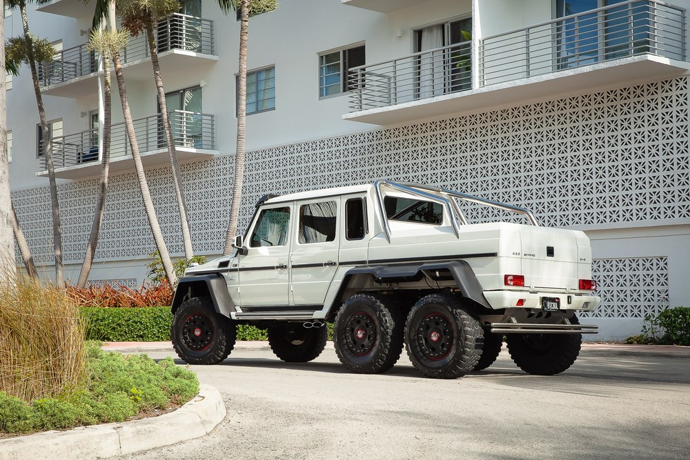 Mercedes G 63 tem seis rodas e muito luxo, mas quase ninguém quer