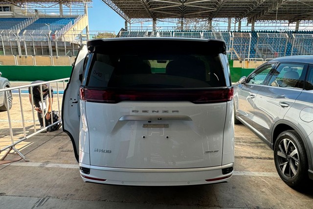 Denza: marca de luxo da BYD estreia com minivan no Brasil em 2025