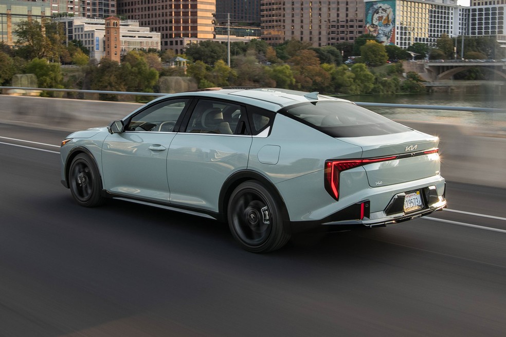 Kia K4 chega ao Brasil em 2025 para encarar Toyota Corolla e Nissan Sentra