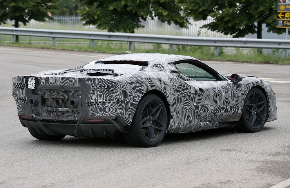 Flagra: próxima Ferrari híbrida usará um inédito motor compacto