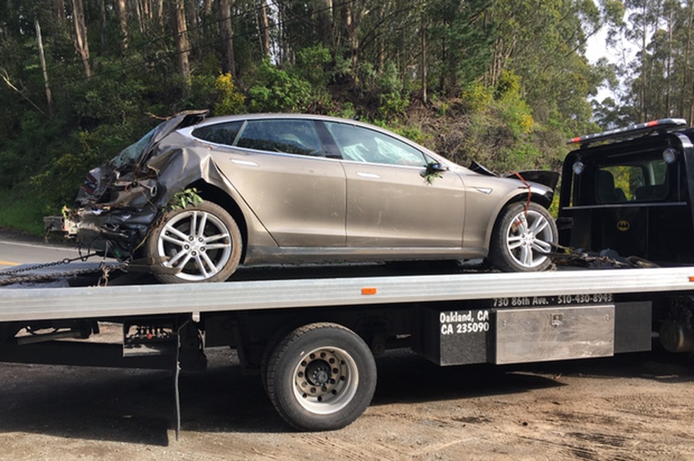 Motorista afirma que Tesla Model S 'salvou sua vida' após sair ileso de ...