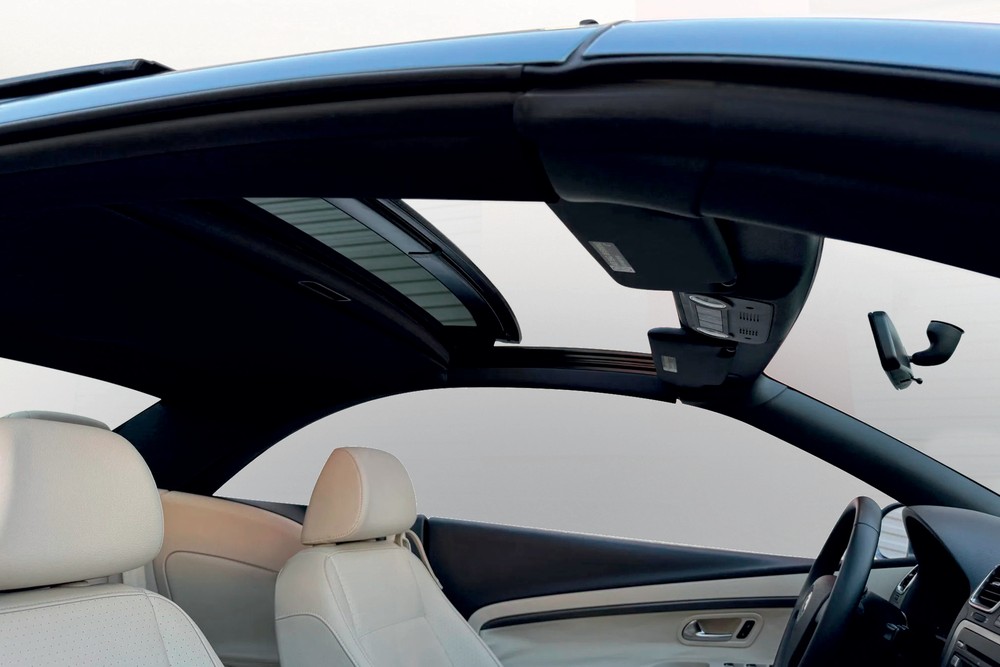 Teto solar em carro conversível: a ideia bizarra que virou item de luxo