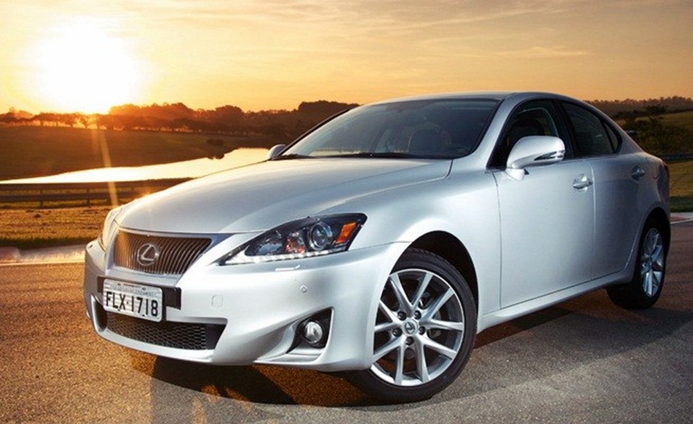 Lexus convoca 26 unidades do IS 300 para o megarecall de airbags no Brasil