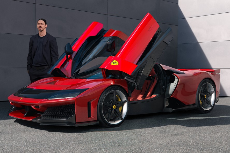 Ibrahimović faz aniversário e se presenteia com Ferrari de R$ 22 milhões