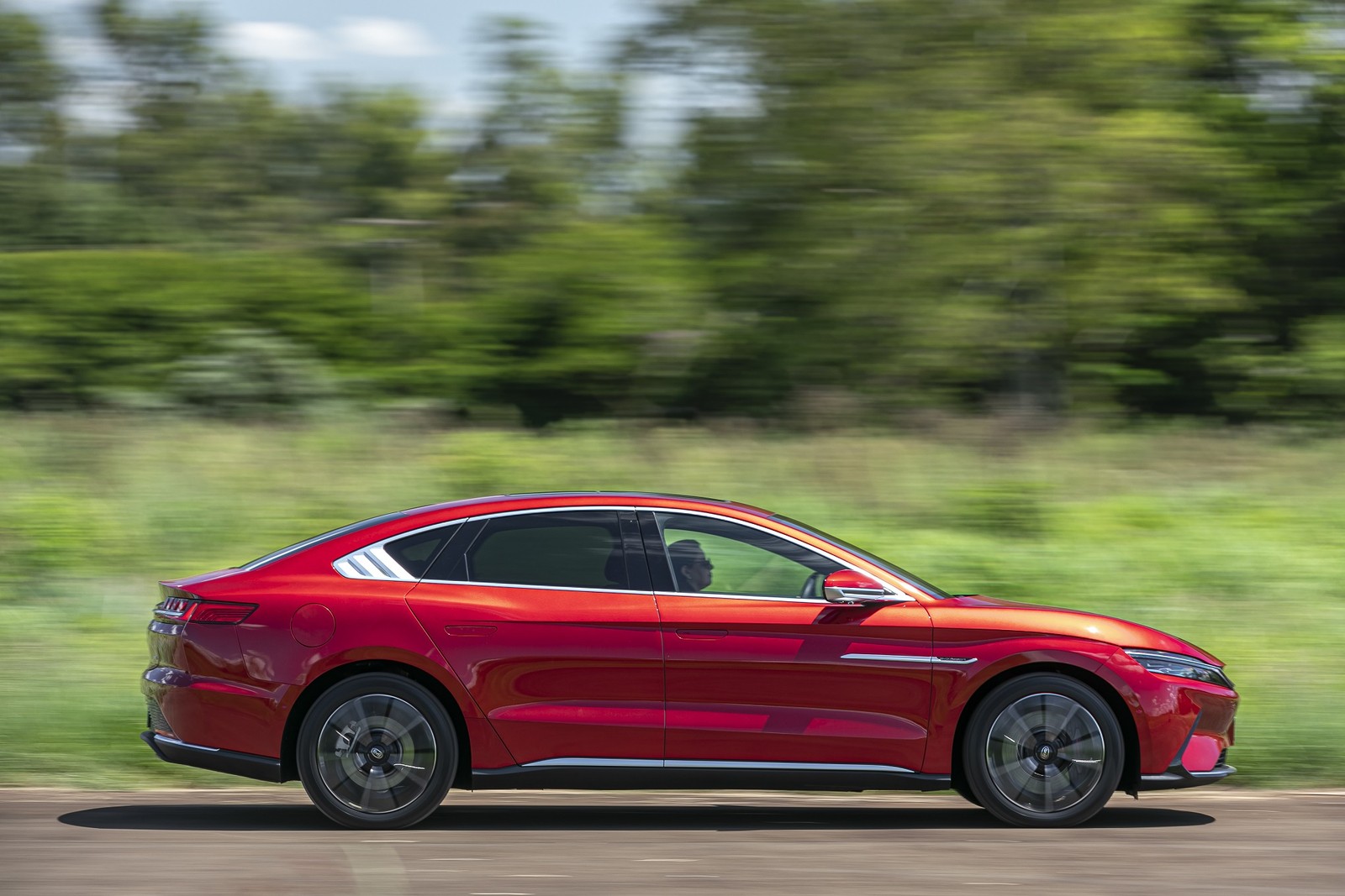 BYD Han tem multimídia giratório, desempenho de esportivo e preço acima ...