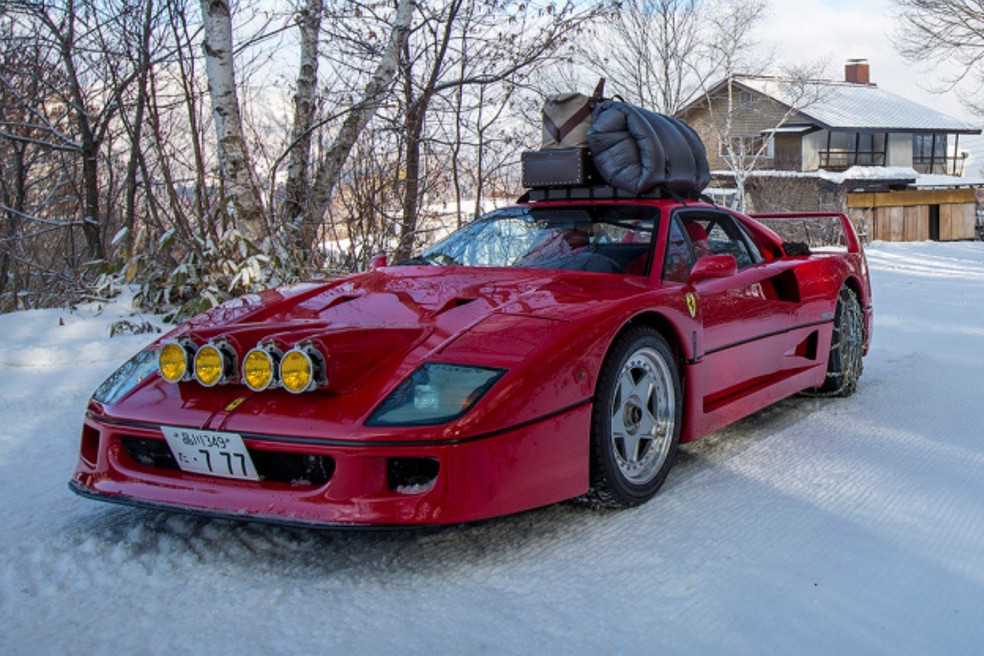 Colecionador usa Ferrari F40 de R$ 17 milhões para acampar