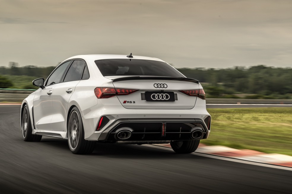 Audi RS3 Sedan retorna ao Brasil após superar BMW M2 em pista de F1