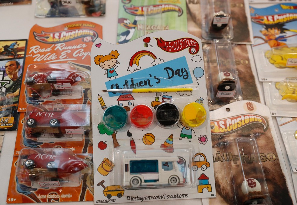 De coronavírus a carro mais escuro do mundo, designer cria miniaturas ...