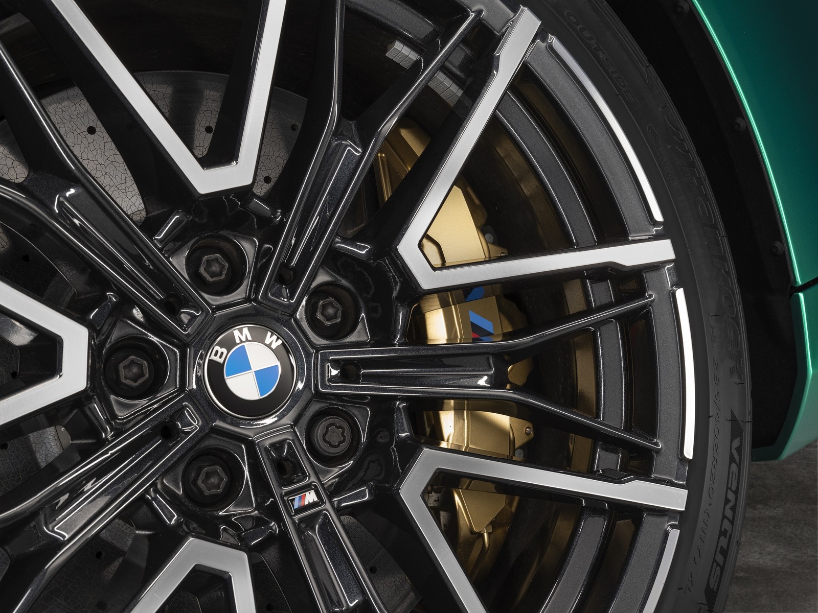 Novo BMW M5 vira híbrido de 727 cv, faz 60 km/l e é dúvida no Brasil