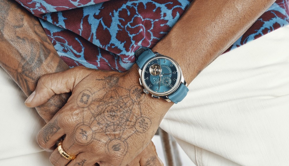 Lewis Hamilton lança relógio de mais de R$ 800 mil com pedras preciosas ...