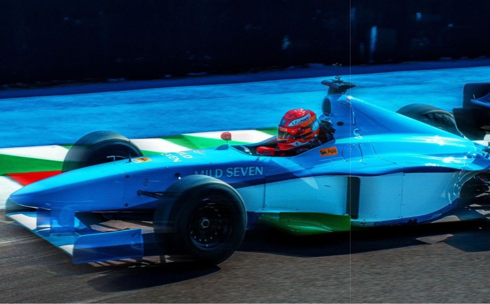 Caio Castro pilota carro de F1 em pista com capacete e macacão ...